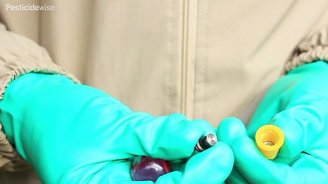 Fitting a nozzle to a knapsack sprayer | Pesticidewise